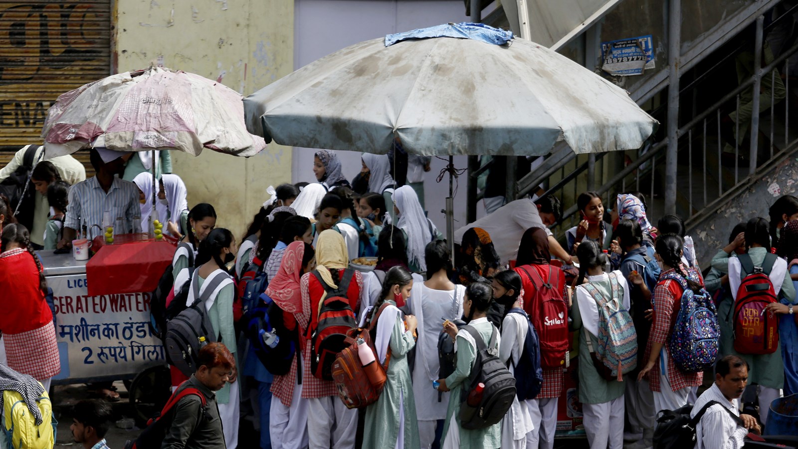 BMC begins crackdown on food stalls: 358 utilities confiscated | Mumbai ...