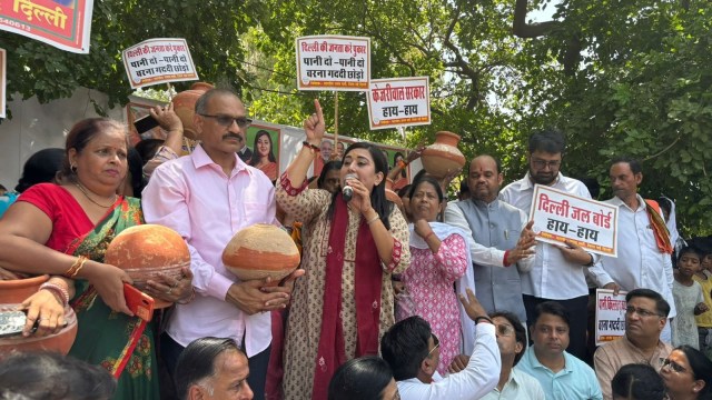 Water crisis: BJP’s new MP-elects hold ‘matka phod’ stir across Delhi ...