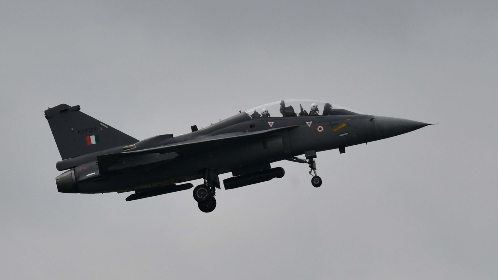 Flying on low fuel, Tejas fighter jet makes emergency landing at Surat ...