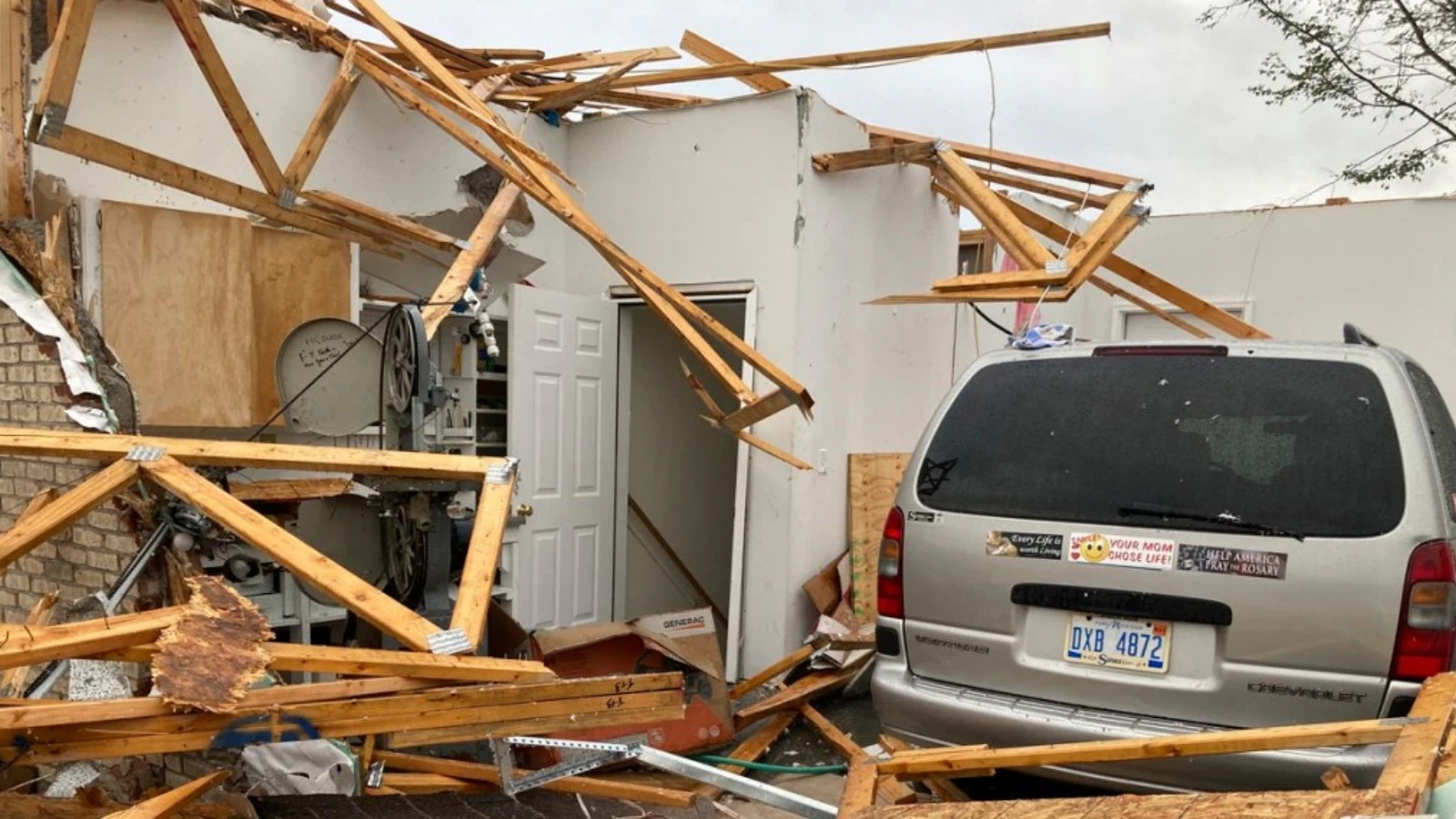 Tornado hits Michigan without warning, killing toddler, injures 5