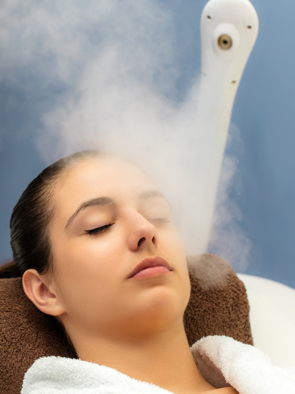 Expert tips on using eye covers during facial steaming