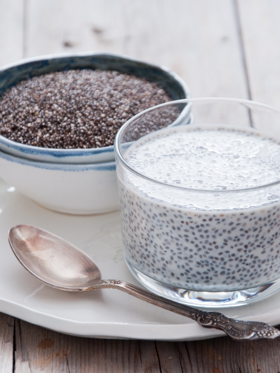 Expert advice on safely consuming chia seeds: Precautions and preparation