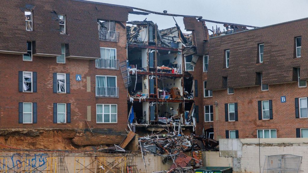 Fast-moving fire destroys Philadelphia apartment building, displacing ...