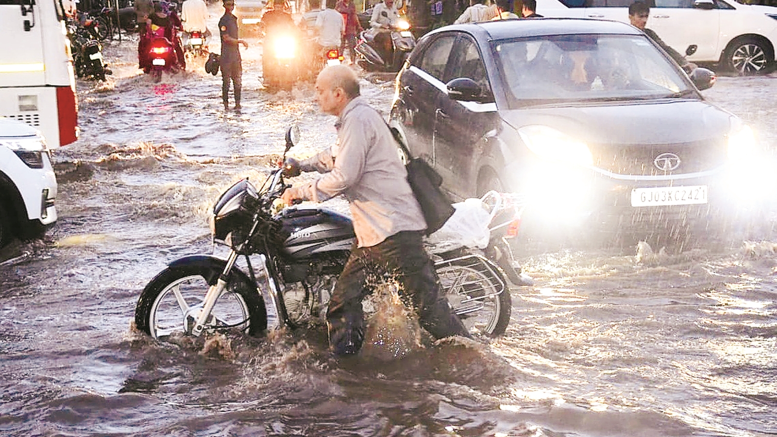 Gujarat gears up for heavy rainfall until next week, red alert for ...