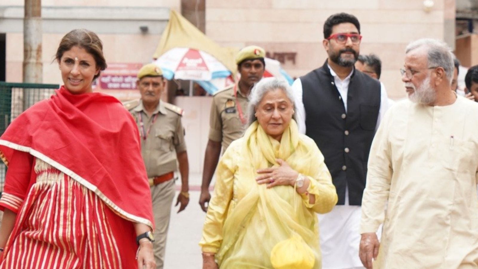 Jaya Bachchan, Abhishek Bachchan, Shweta Nanda visit Kashi Vishwanath ...