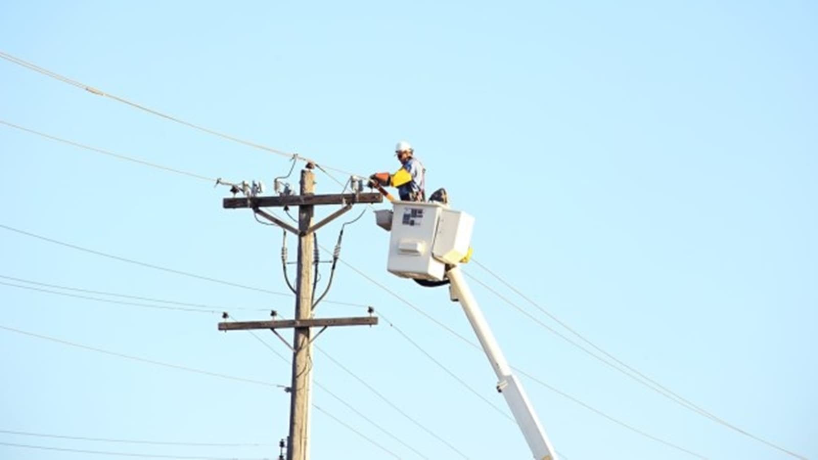 Lineman electrocuted in Greater Noida; ‘body kept hanging on overhead ...