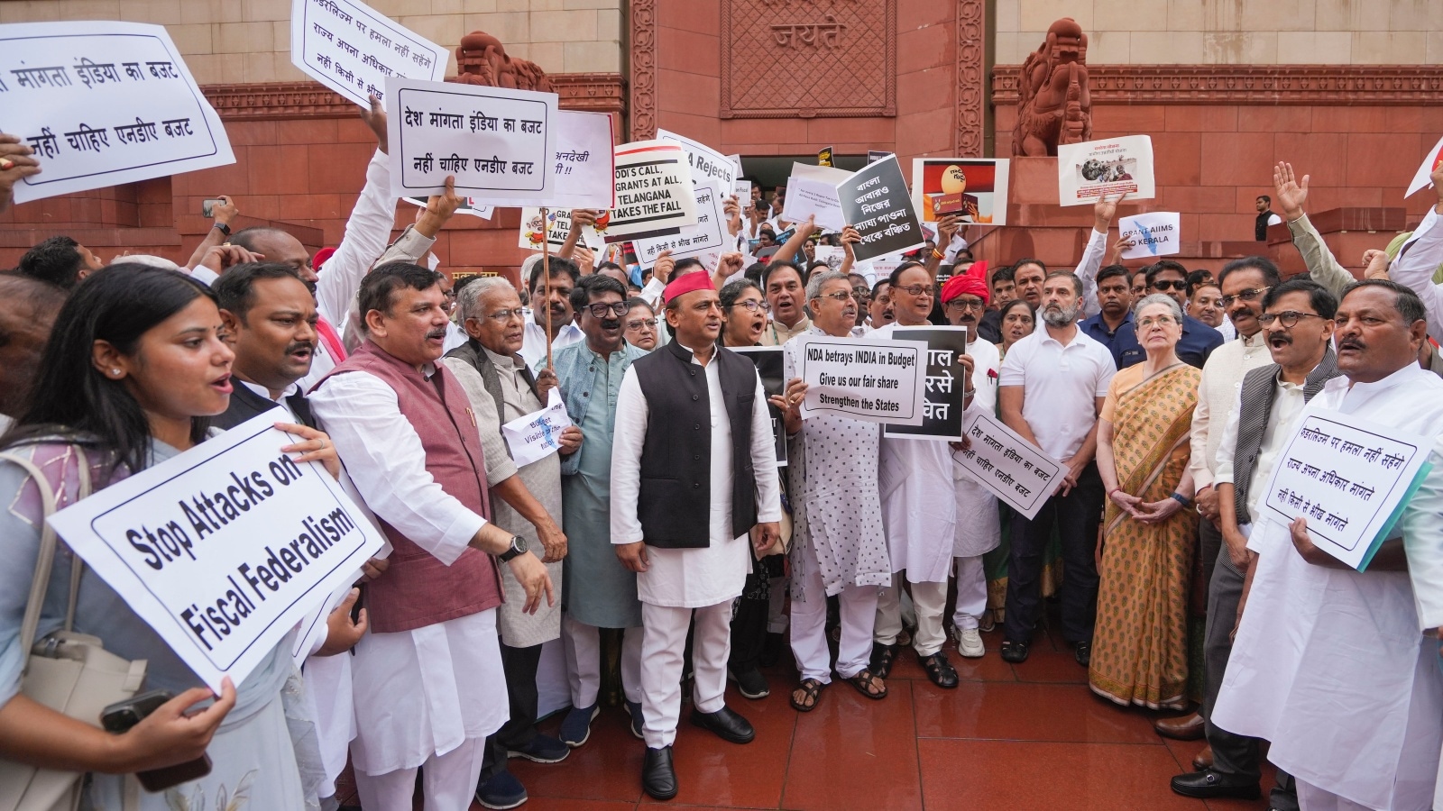 Opposition protests ‘discriminatory’ Budget inside and outside ...