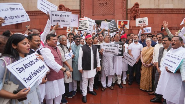 Opposition protests ‘discriminatory’ Budget inside and outside ...