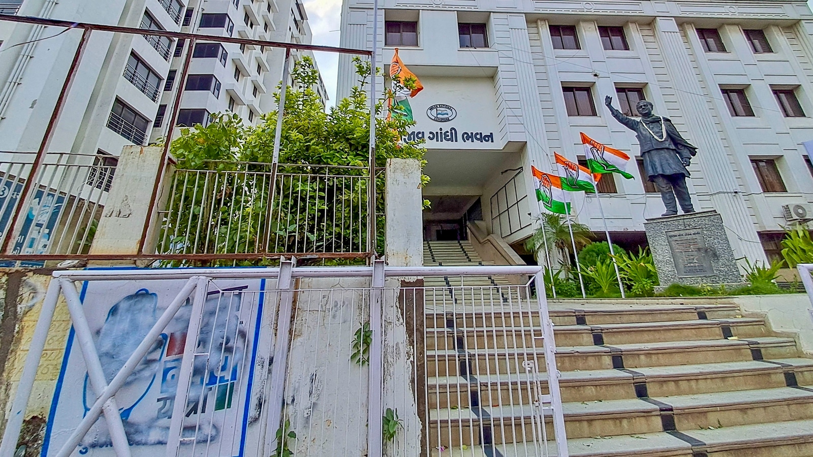 FIR against Bajrang Dal leaders for breaking into Gujarat Congress ...