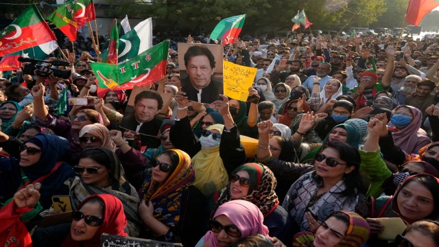 Pakistan To Ban Imran Khans Party ‘do Not Shake The Foundations Of 0800