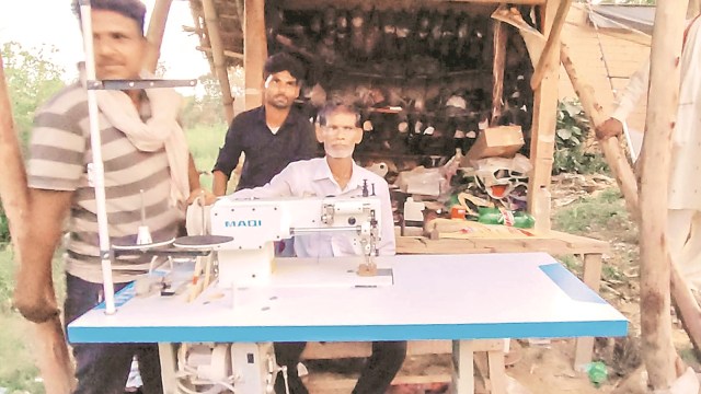Rahul Gandhi gifts machine to UP shoemaker | Lucknow News - The Indian ...