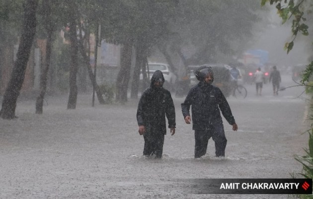 Roads waterlogged as heavy rains continue to batter parts of Mumbai | India News News - The ...