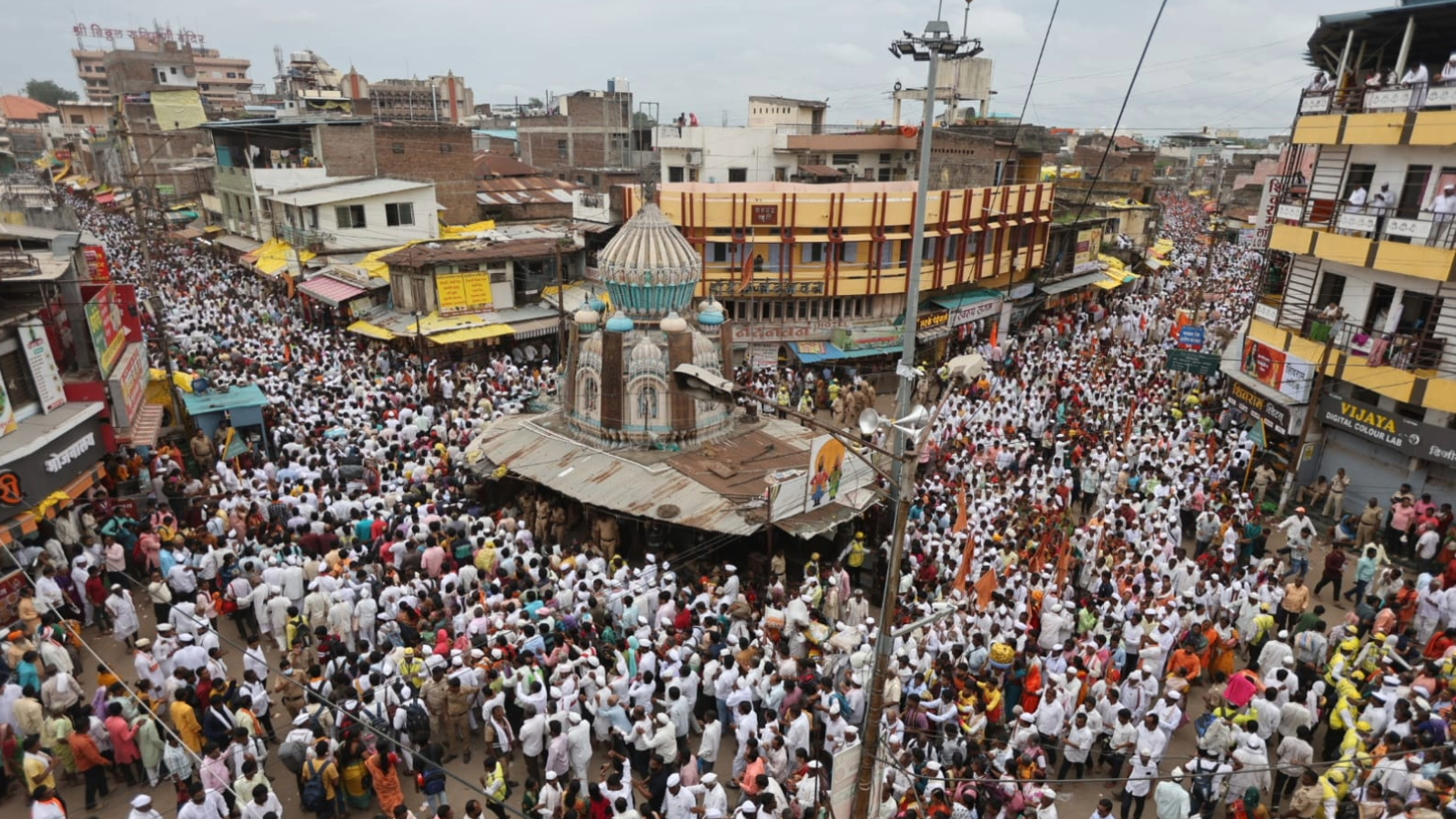 As Rahul Gandhi’s no-show at Wari disappoints MVA, Mahayuti steals the ...