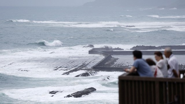 Typhoon Shanshan moves closer to Japan’s coast; rains, winds cause ...