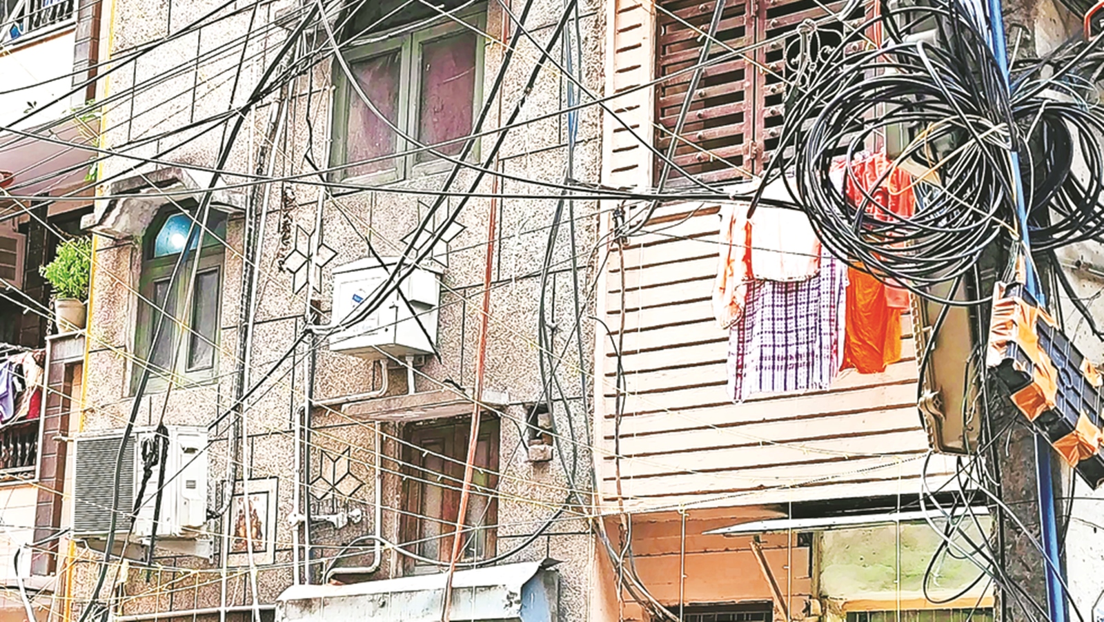 Man killed after outdoor unit of AC falls on him: Owner blames monkeys ...