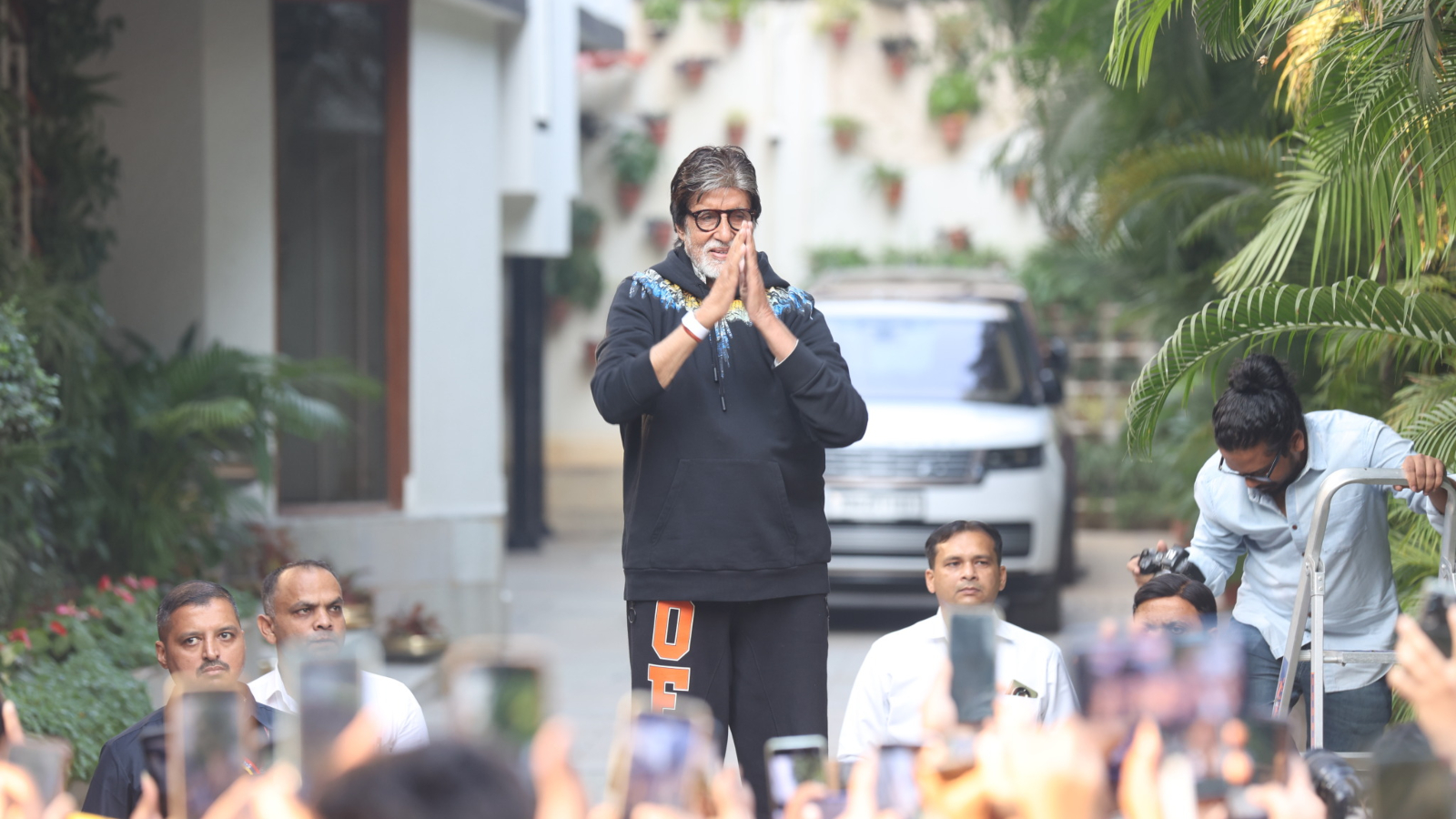 Amitabh Bachchan claps back at those questioning his choice to keep ...