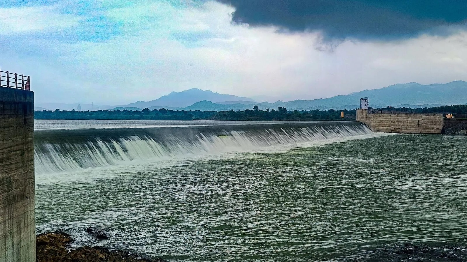 Sardar Sarovar 2.8 m short of full level, gates opened higher to ...