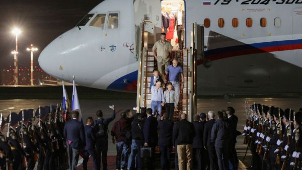 Watch Putin Welcomes Freed Russian Prisoners Arriving From Us Swap In
