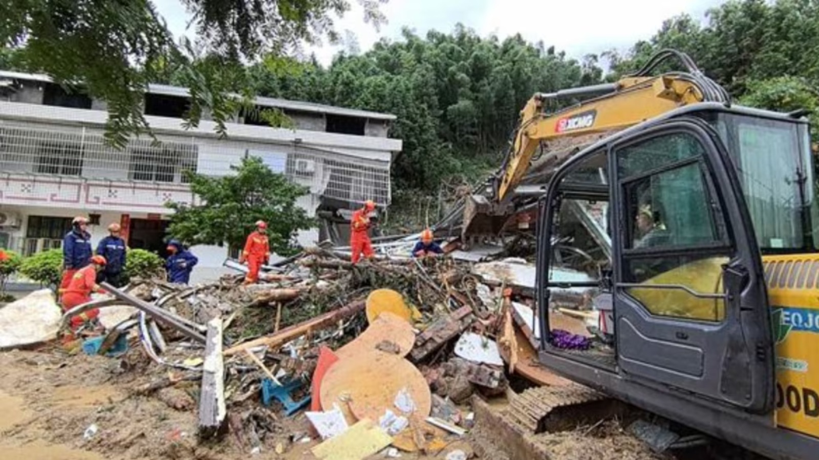 Bridge collapse following mudslide leaves 2 dead, 12 missing in China ...