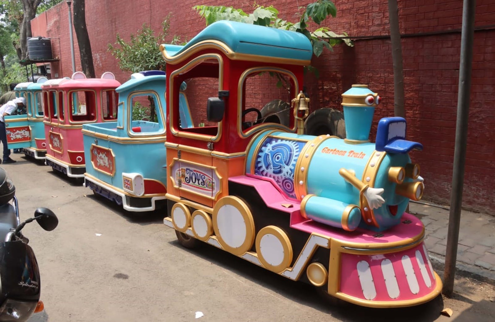 Girl dies in toy train accident at Indian park - Daily Times