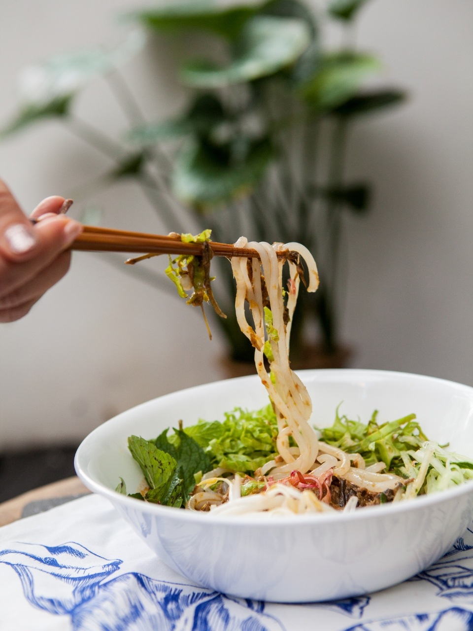 Quick and easy guide to using chopsticks: Tips from a chef