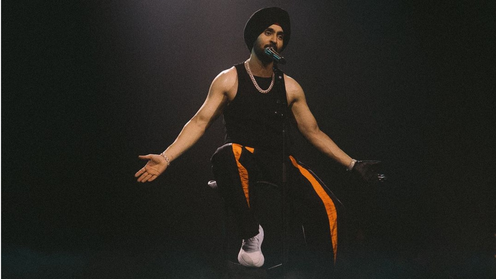 Diljit Dosanjh goes the extra mile to placate fan who tossed a phone at ...