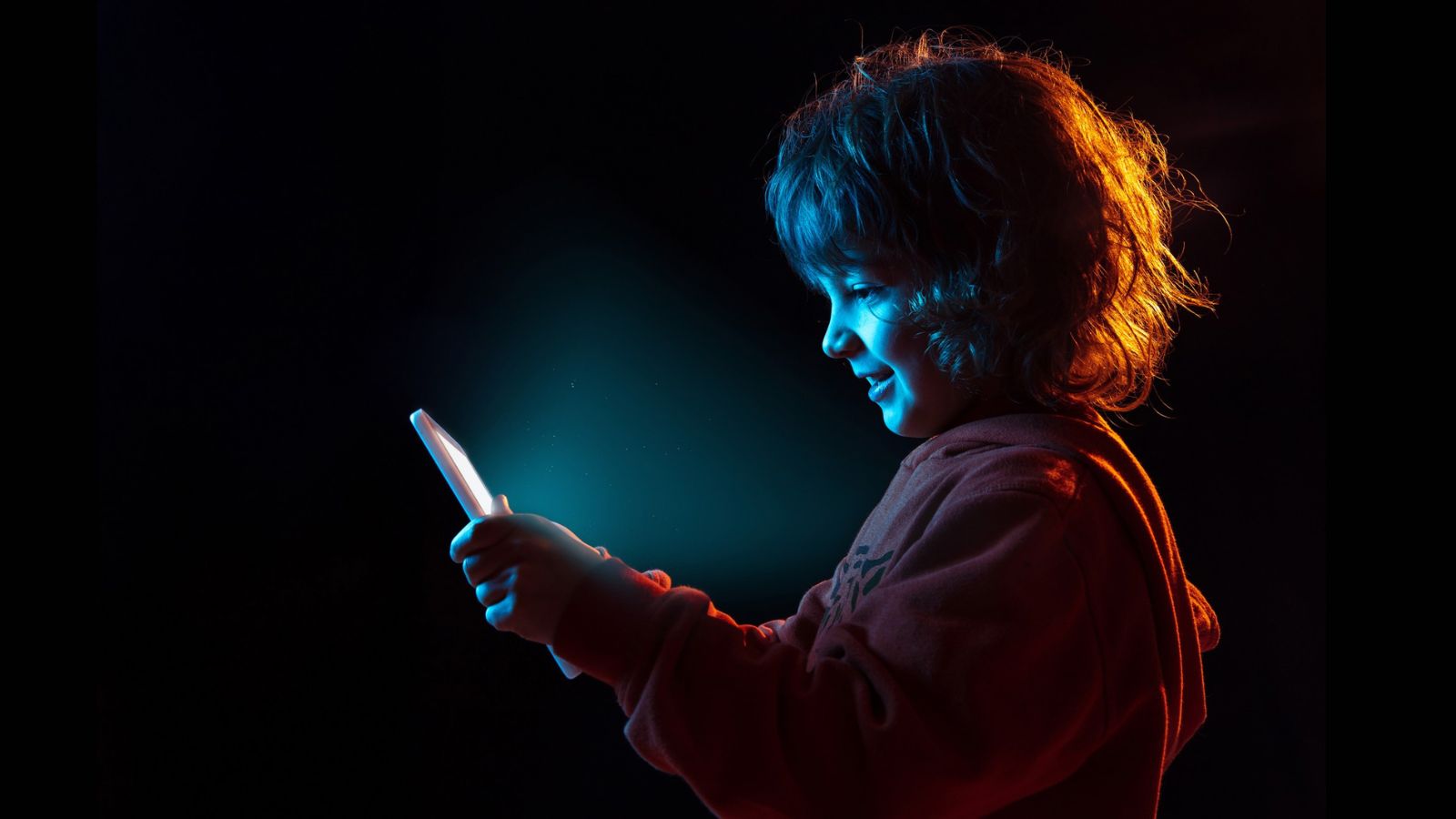 Is your child addicted to smartphones? Psychologist shares 7 reasons to ...