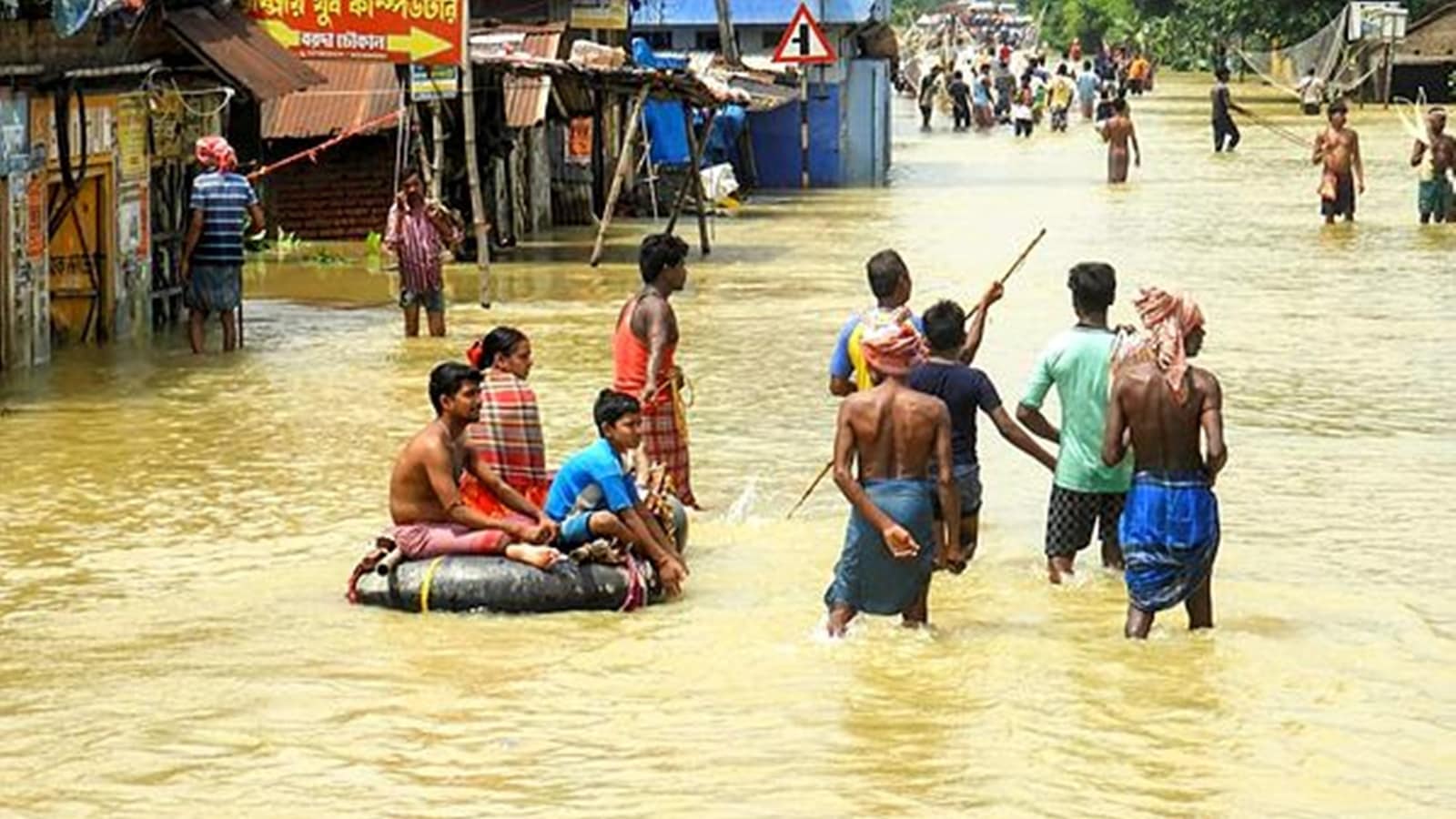 Flood Fallout: After 12-hour stalemate, Bengal reopens border with Jharkhand | Kolkata News ...