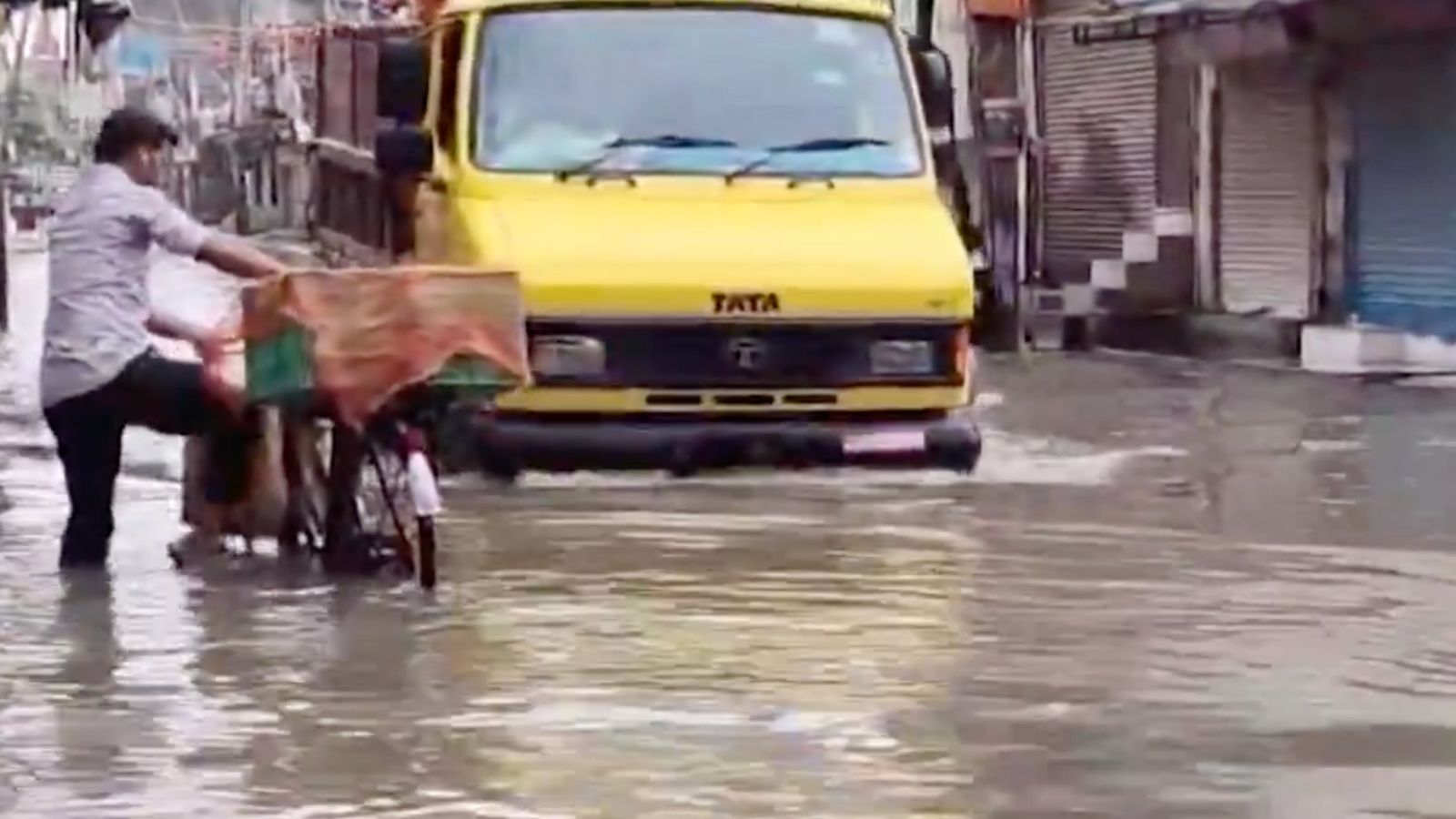 Delhi wakes up to light showers, more rain predicted through the day | Delhi News - The Indian ...