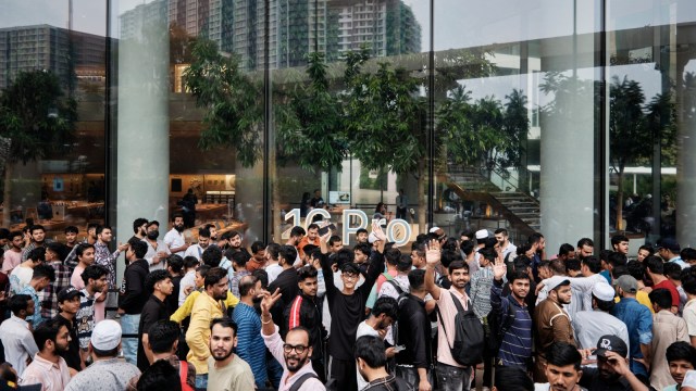 From 10-minute delivery to official Apple Stores, iPhone 16 series sees ...