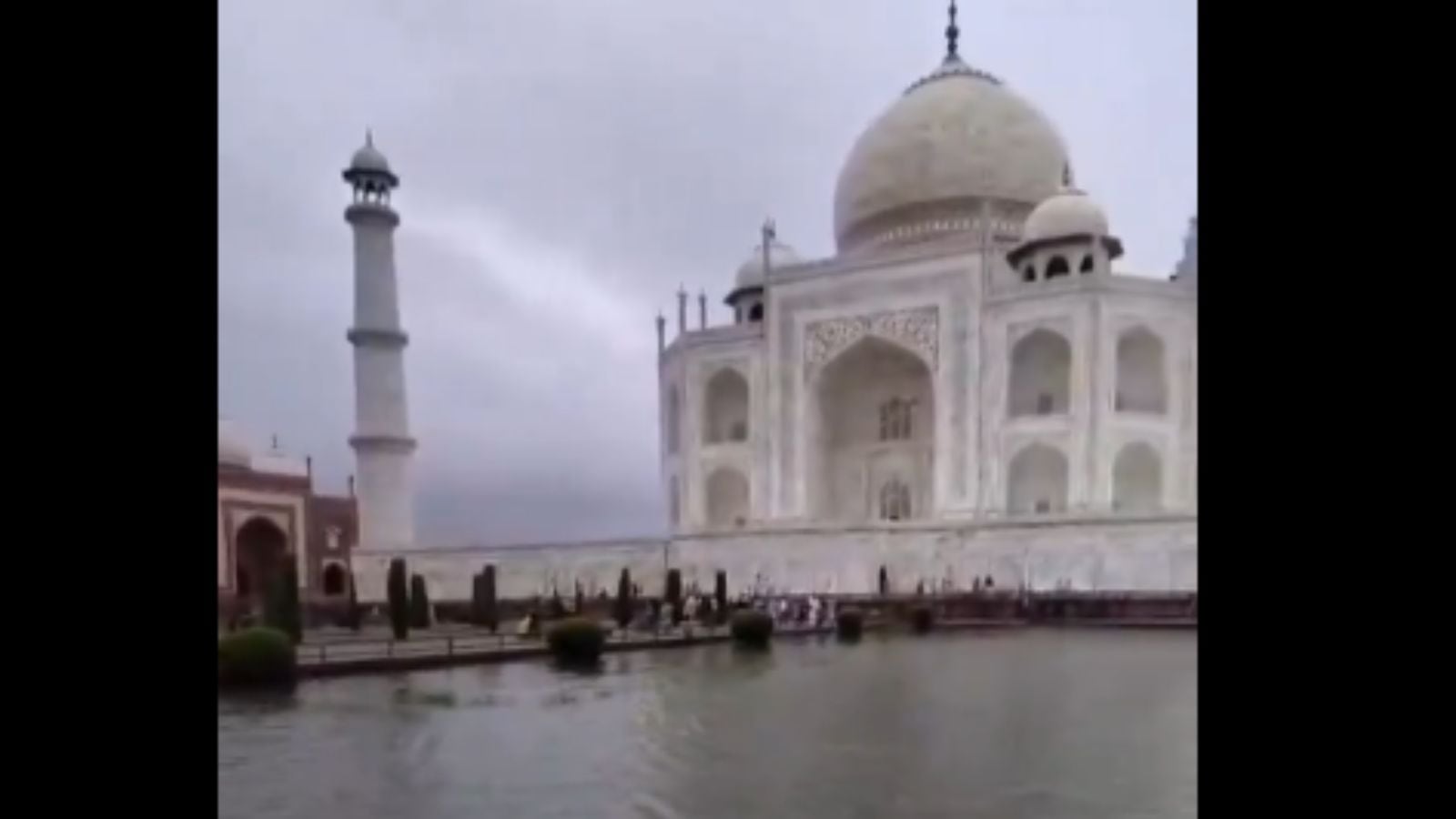 Water leakage in main dome of Taj Mahal due to incessant rain in Agra ...