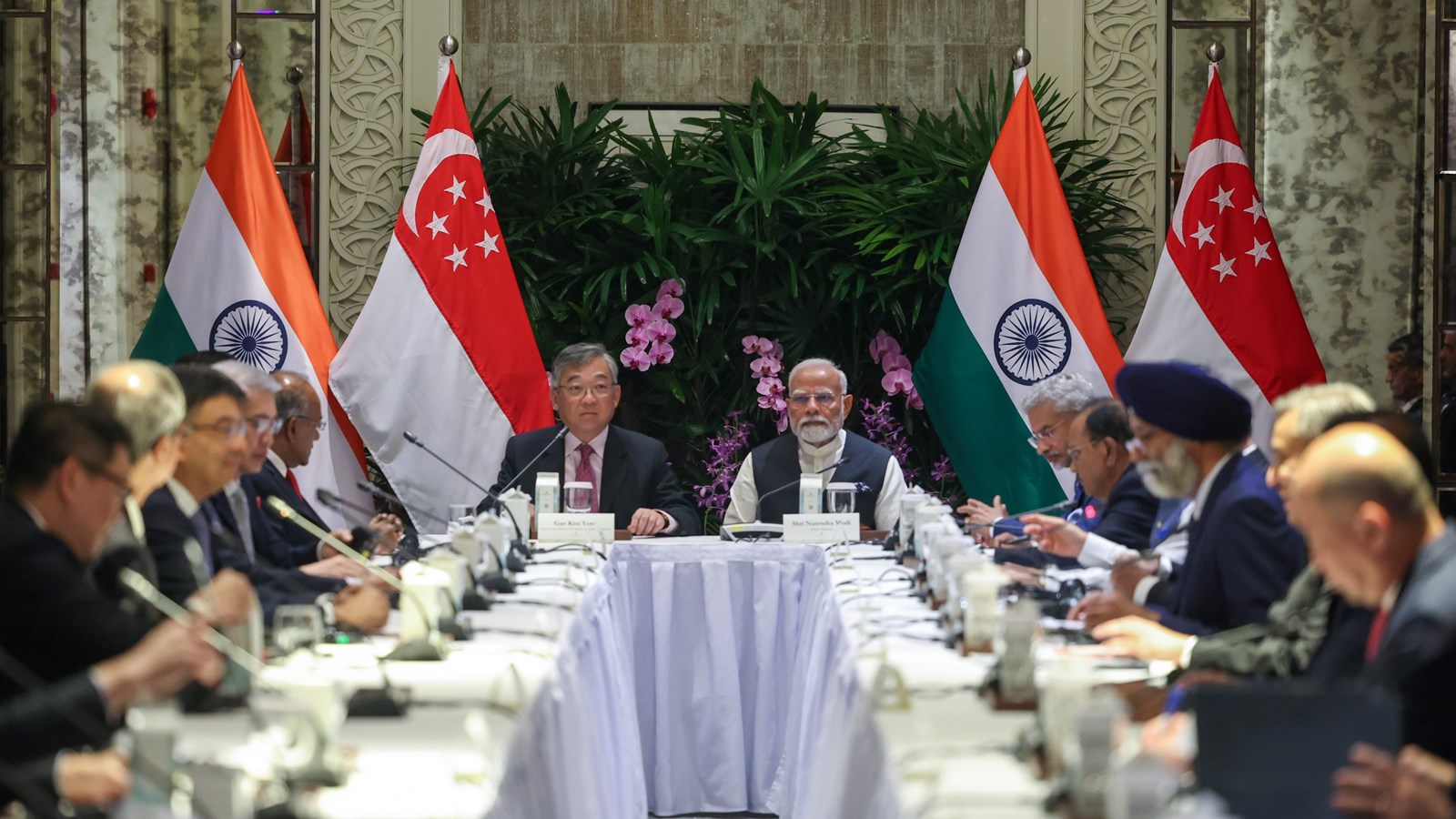 PM Modi discusses ways to boost bilateral cooperation with Singapore ... PM Modi discusses ways to boost bilateral cooperation with Singapore ...