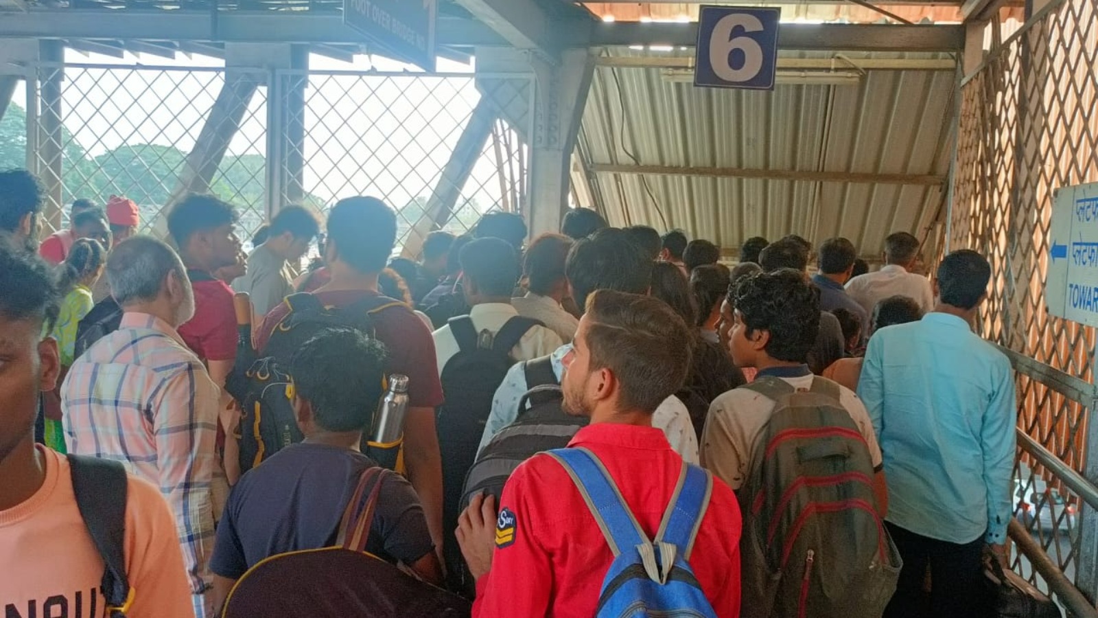 Crowds which came for glimpse of Vande Bharat cause chaos at Pune rly ...