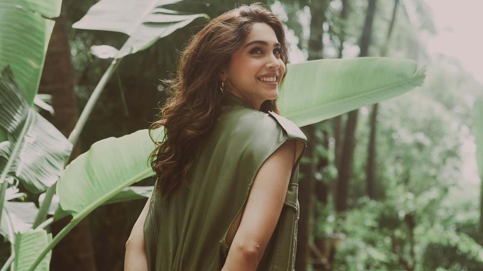 When Sharvari shared she gate-crashed Sonam Kapoor’s party in suit from ...