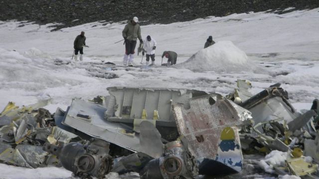 From under the snow, the first sign of the lost plane in 2003 | Long ...