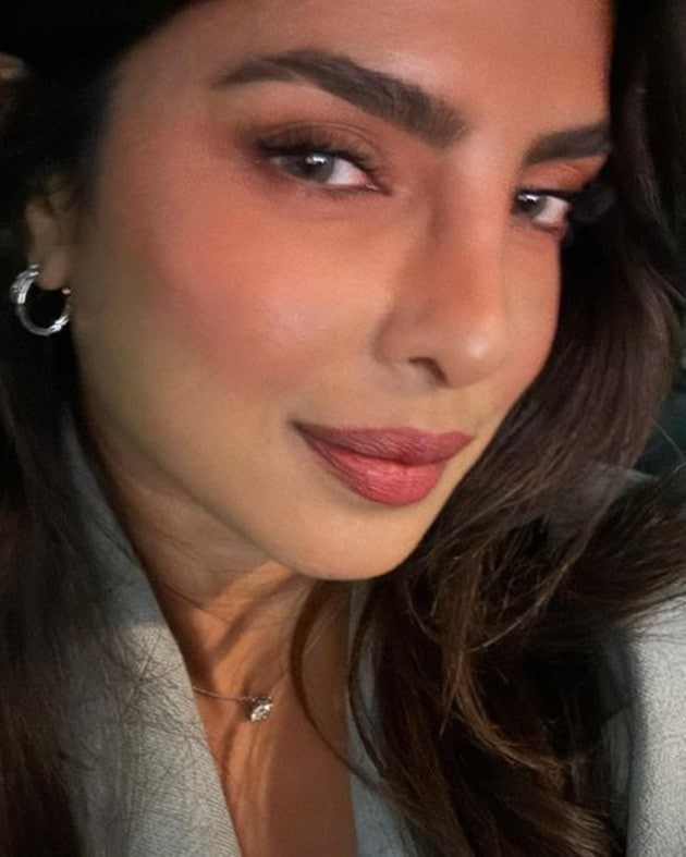 Priyanka Chopra in love with her glam look, and so are her fans ...