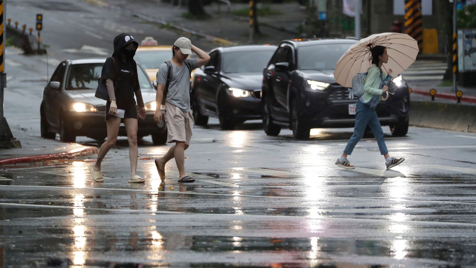 Typhoon Kong-rey hits Taiwan’s east coast, leaving 1 dead, hundreds ...