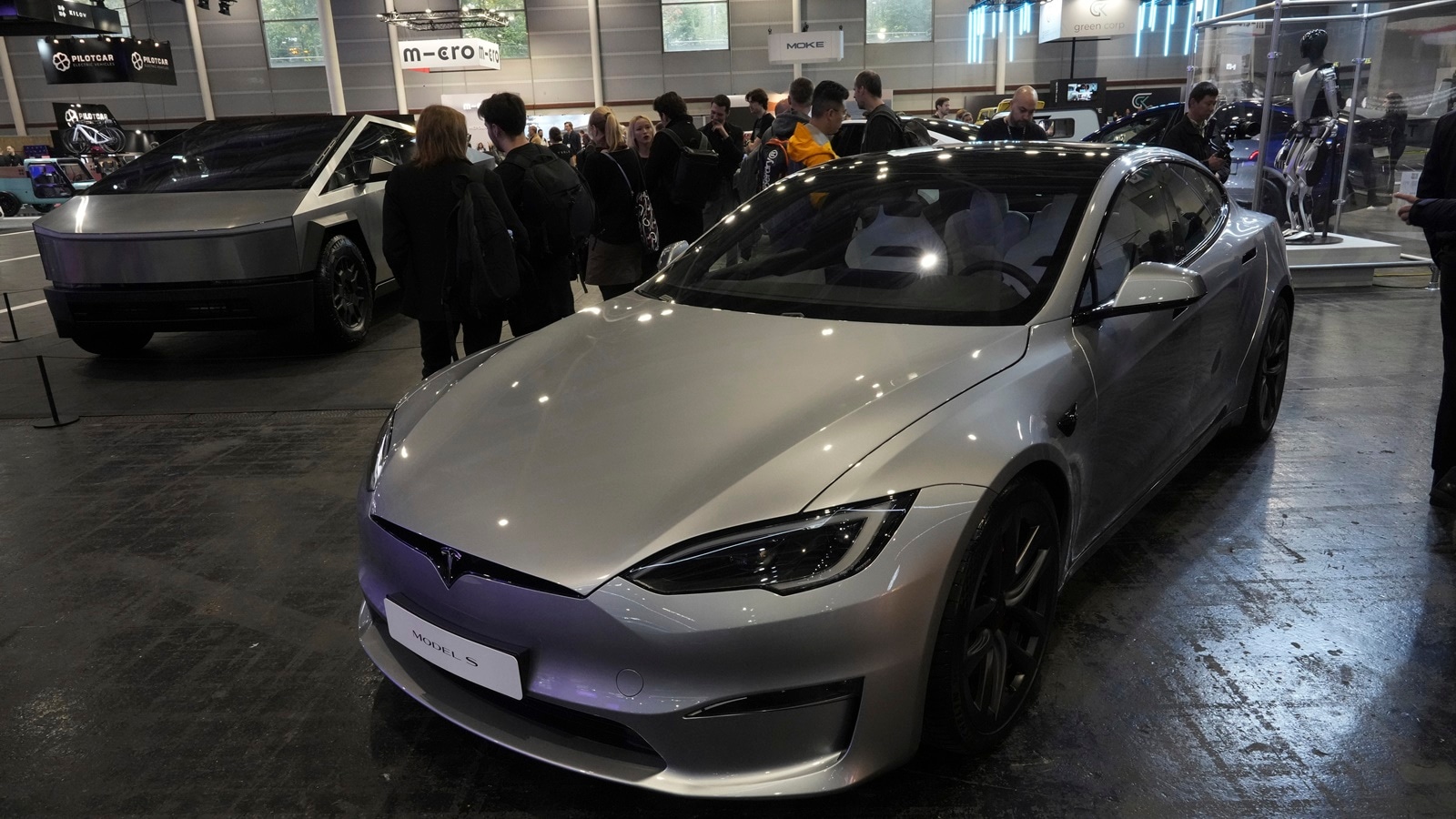 Tesla electric car crashes, bursts into flames killing 4 in France ...