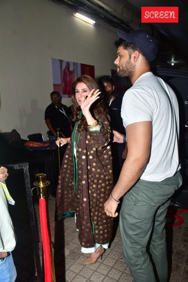 ‘Disappointed’ fan asks why Dimple Kapadia refused to pose with ...