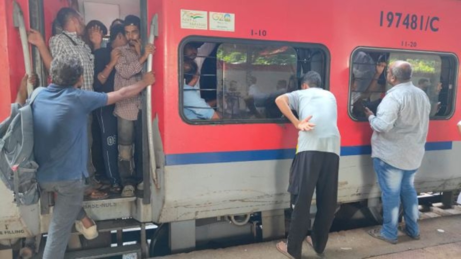 Stampede aftermath: Railways creates holding area at Bandra Terminus to ...
