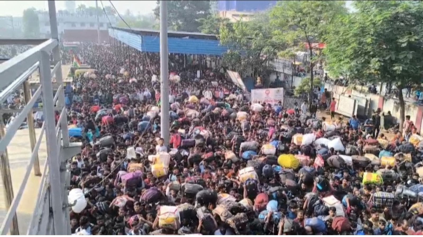 Trains diverted from Surat leaves Udhna station chock-a-block with ...