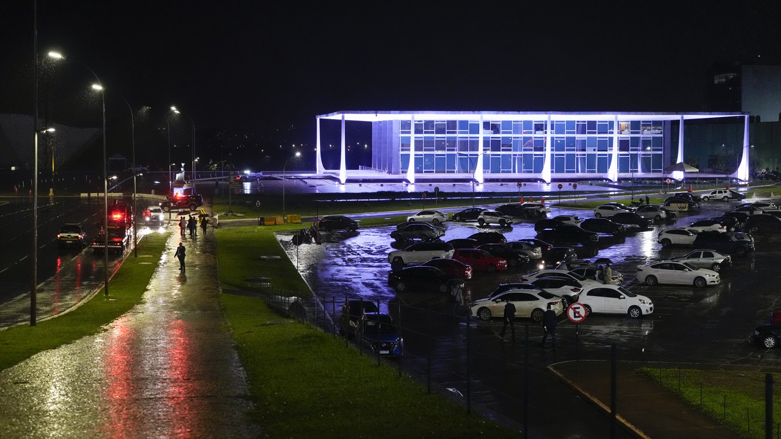 Two explosions outside Brazil’s Supreme Court forces justices to ...