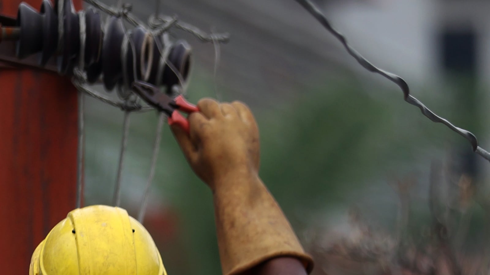 Man electrocuted in Mumbai, falls into 25-ft drain after shock | Mumbai ...