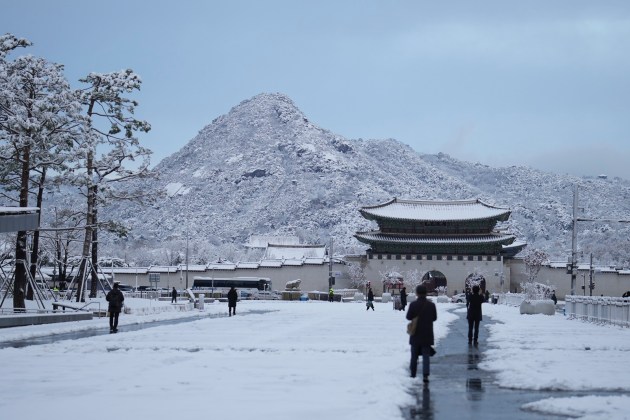 South Korea’s capital sees heaviest November snow in 100 years | World News News - The Indian ...