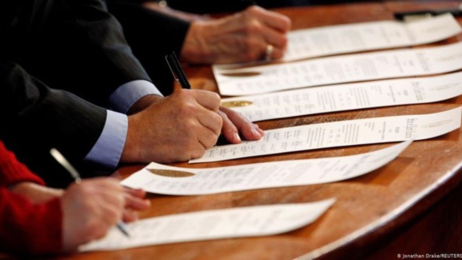 What is the Electoral College and how does the US use it to elect ...