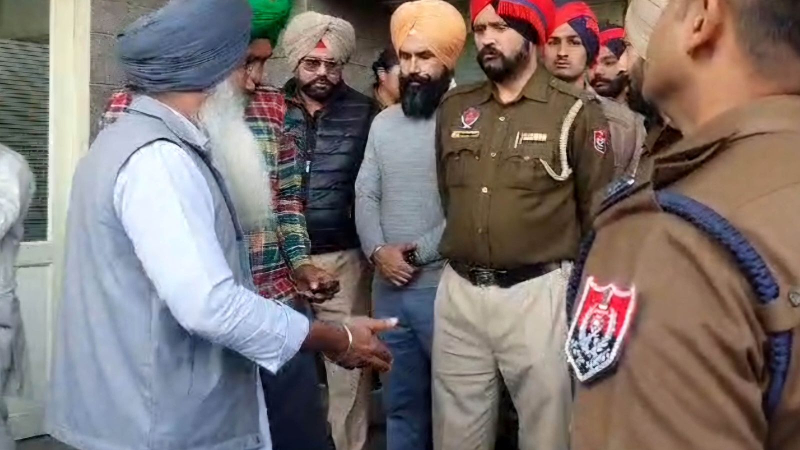 Dallewal still ‘locked’ in hospital, farmers to gherao CM residence ...