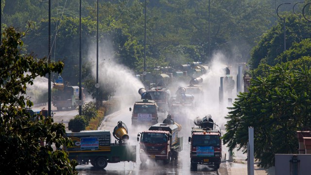Delhi News Live Updates: Govt launches mobile anti-smog gun fleet to ...