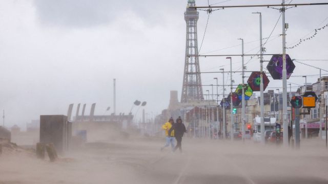 Hundreds of thousands in Ireland, UK left without power as Storm ...