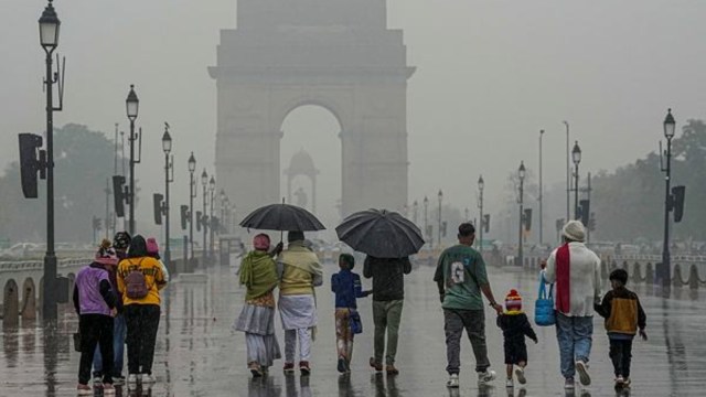 Light rain in Delhi helps clear fog, IMD forecasts more showers during ...