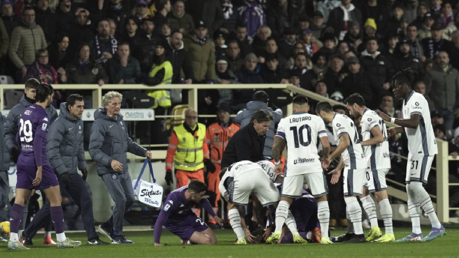 Fiorentina’s Edoardo Bove collapses in Serie A match against Inter ...